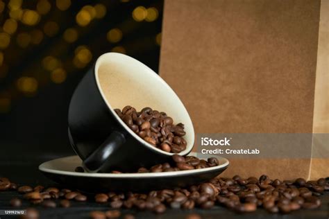 템플릿 모형 공예 종이 가방 은 커피 콩의 그룹과 검은 나무 테이블에 파우치 0명에 대한 스톡 사진 및 기타 이미지 0명