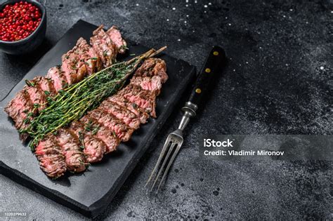 스커트 마체테 구운 고기 쇠고기 스테이크 검은 색 배경 맨 위 보기입니다 복사 공간 치마살 스테이크에 대한 스톡 사진 및 기타