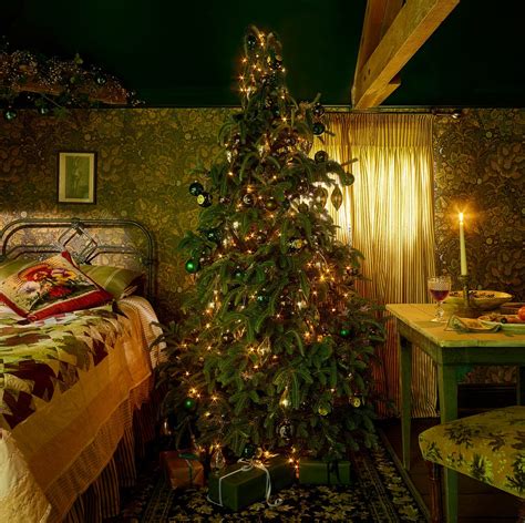 82 Elevated Christmas Tree Decorating Ideas According To Editors