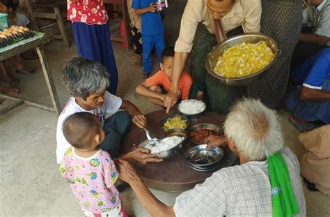 ဗကသနဲ့ မဟာမိတ်တွေက စစ်ရှောင်ပြည်သူတွေကို နေ့လယ်စာ ကျွေးမွေး