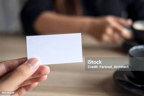 백그라운드에서 사업가와 빈 비즈니스 카드를 들고 사업가 2명에 대한 스톡 사진 및 기타 이미지 2명 개념 공란 Istock