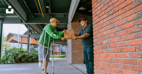 녹색 재킷을 입은 남자와 파란 셔츠를 입은 남자가 사진 Unsplash의 무료 동남아시아 이미지