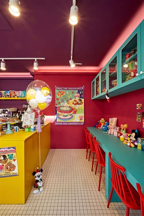 다양한 컬러 포인트 귀여운 분위기의 12평 케이크집 인테리어 디자인 Coffee Shop Design Cafe Design Cafe Interior Design