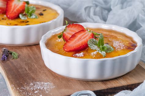 크림 브릴리 캐러멜화 설탕을 얹은 전통적인 프랑스 바닐라 크림 디저트 레이트 크림 포르투갈 사막 0명에 대한 스톡 사진 및 기타 이미지 Istock