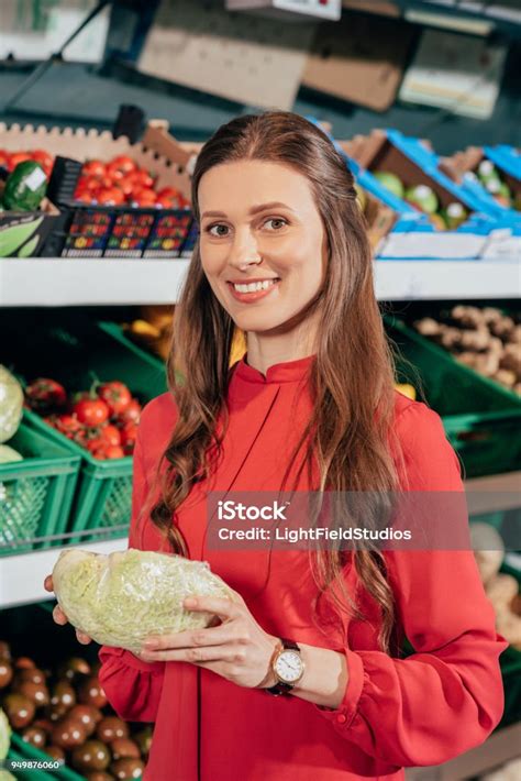 식료품가 게에서 신선한 야채를 선택 하는 웃는 여자의 초상화 슈퍼마켓에 대한 스톡 사진 및 기타 이미지 슈퍼마켓 고객