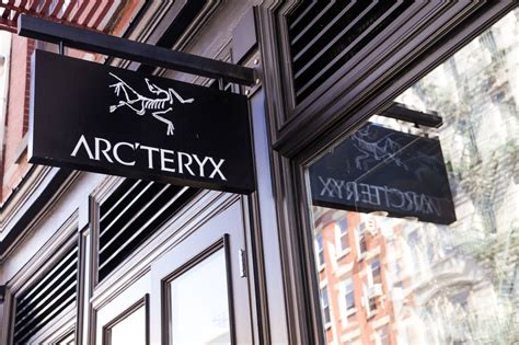 始祖鸟烟火秀代价惨 母公司市值蒸发逾90亿 E南洋