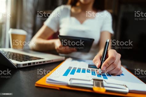 디지털 마케팅 미디어로 사무실에서 노트북 컴퓨터 태블릿 및 스마트 폰으로 일하는 비즈니스 여성 손 개념에 대한 스톡 사진 및 기타 이미지 Istock