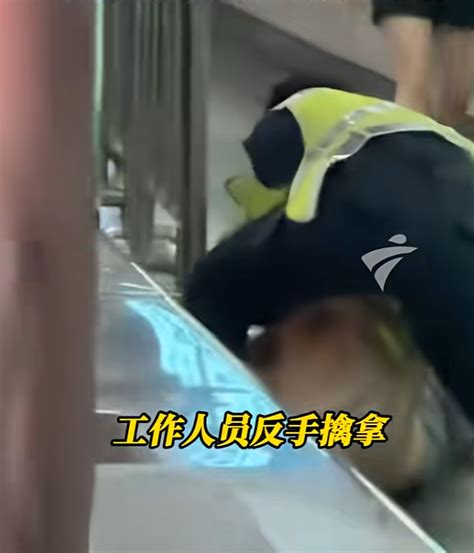 一女子猛砸地铁工作人员？行拘！地铁：依规履职，表扬 腾讯新闻