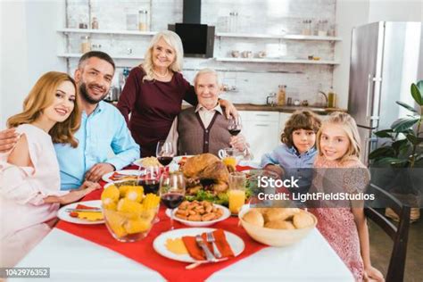 큰 가족과 함께 집에서 맛 있는 추수 감사절 저녁 식사 하 고 카메라를 보고 가을에 대한 스톡 사진 및 기타 이미지 가을 가정 생활 가족 Istock