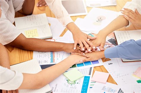 팀워크 여성 협업 또는 브랜드 전략 비즈니스 회의에 대한 지원 신뢰 또는 동기 부여 대상 고객과 함께하는 다양성 비전 또는 혁신 계획 Kpi 연구 인포그래픽 백서 20 24