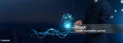 알고리즘 혁신적인 개념 사업가는 알고리즘 아이콘 글로벌 네트워킹 데이터 분석 최적화 디지털 기술에서 스마트 솔루션 개발에 태블릿을 사용합니다 아웃소싱에 대한 스톡 사진 및