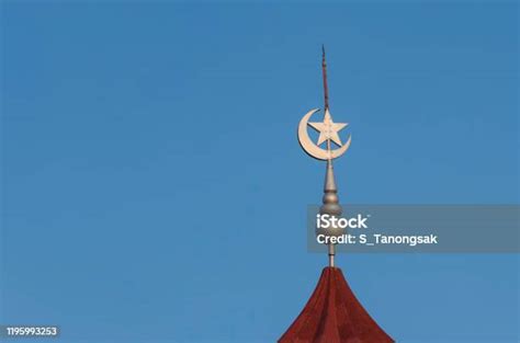 모스크 꼭대기에 있는 별과 초승달은 이슬람의 상징입니다 초승달에 대한 스톡 사진 및 기타 이미지 초승달 0명 건축 Istock