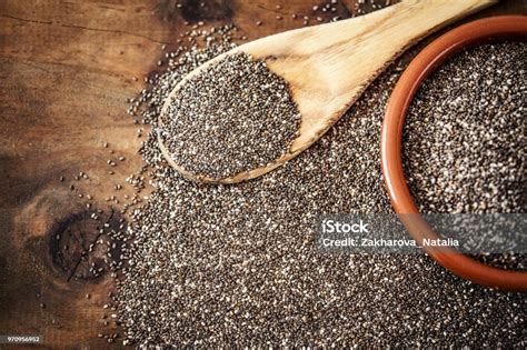 나무 배경에 나무로 되는 숟가락에 Chia 씨앗입니다 Chia 씨앗의 그릇입니다 최고의 볼 수 있습니다 복사 공간 N 갈색에 대한 스톡 사진 및 기타 이미지 Istock