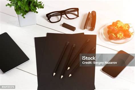 디지털 태블릿 컴퓨터와 휴대 전화 커피 펜과 종이의 빈 시트의 컵 현대 직장 Screening에 대한 스톡 사진 및 기타 이미지