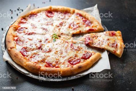 페퍼로니 피자 고기 살라미 소시지 더블 치즈 패스트 푸드 테이크 아웃 에 테이블 식사 간식 최고 보기 복사 공간 텍스트 음식 배경 소박한 건강에 좋지 않은 음식에 대한 스톡