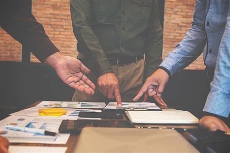 비즈니스 팀 회의 존재입니다 전문 투자자 새로운 시작 프로젝트입니다 디지털 태블릿 노트북 컴퓨터 디자인 스마트 전화 사무실에서 개발에 대한 스톡 사진 및 기타 이미지