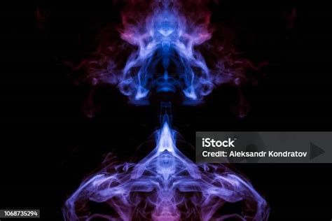 분홍색의 배경 유령의 모양 또는 검은색 신비로운 외모의 남자에 파란색과 흰색 물결 연기 지상 고립 밝은 추상 패턴 Vape에서 증기의 검은색에 대한 스톡 사진 및 기타