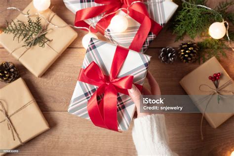 선물 상자를 들고 여성 손 크리스마스 선물을 포장하는 여자입니다 상단보기 플랫 레이 강림절 선물 겨울 휴가 배경 12월에 대한 스톡 사진 및 기타 이미지 Istock