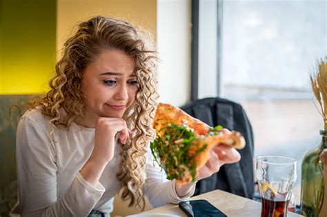 여자는 장작 난로에서 피자를 먹고 있다 이탈리안 레스토랑에서 점심 식사 냉동식품에 대한 스톡 사진 및 기타 이미지 냉동식품 동작 활동 레스토랑 Istock