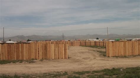 Зөвшөөрөлгүй газарт татсан хашааг албадан буулгана