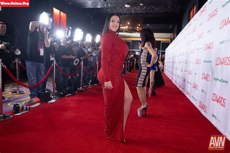 أنجيلا وايت بفستان أحمر جذاب في حفل جوائز Avn Awards
