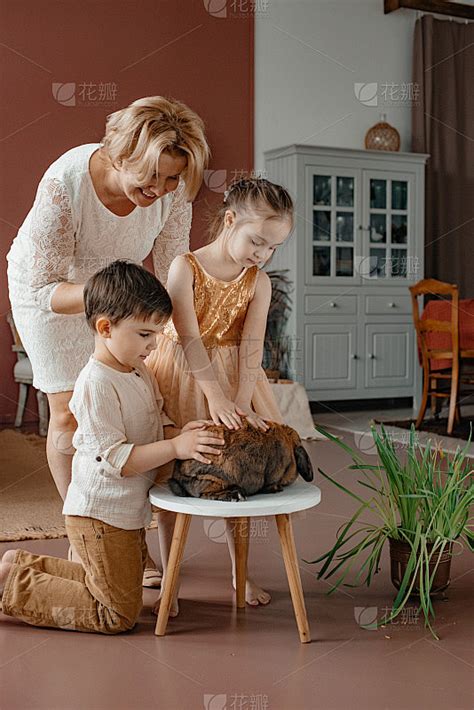 孩子们和他们最喜欢的宠物玩耍。