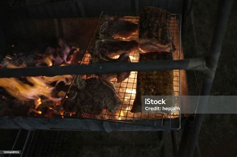 닫다 신선한 생 고기 쇠고기와 돼지 고기 슬라이스 그릴 랙 숯불 난로에 굽기 야외 에서 바베큐 캠핑 요리 갈비 음식에 대한 스톡 사진 및 기타 이미지 Istock