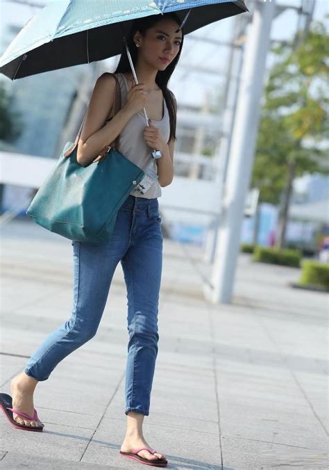 街拍九分牛仔褲氣質出眾美女身材高挑舉止端莊有股知性美 每日頭條