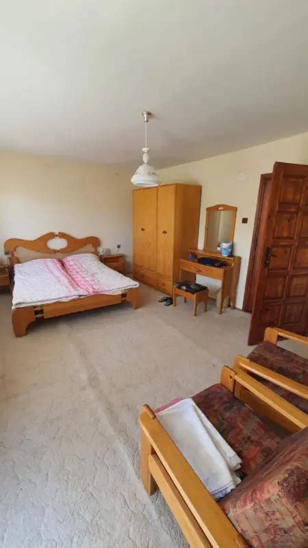 Продава се триетажна тухлена къща с Старозагорски бани Област Стара Загора