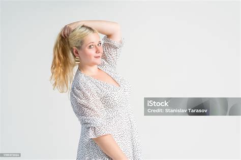 물방울 무늬 드레스에 행복한 금발 플러스 사이즈 모델 회색 배경에 뚱뚱한 여자 몸 긍정적 인 개념 30 39세에 대한 스톡 사진 및 기타 이미지 Istock