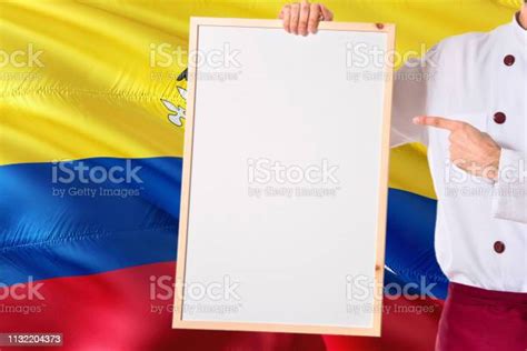 에쿠아도르 요리사 에콰도르 국기 배경에 빈 화이트 보드 메뉴를 들고 텍스트에 대 한 균일 한 포인팅 공간을 착용 요리 고급 요리에 대한 스톡 사진 및 기타 이미지 Istock