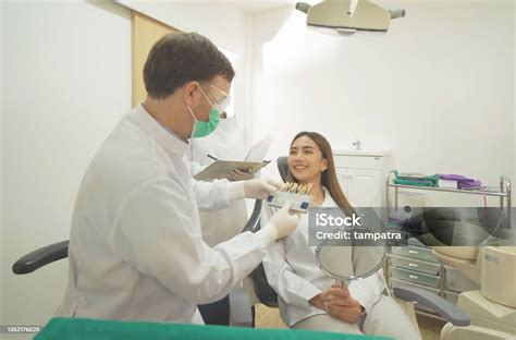 백인 치과 의사 남자 병원 클리닉에서 아시아 여성의 치아와 치과 베니어 차트를 비교하는 사람들 치아 미백 의사 치과 의료 및 치과 건강 25 29세에 대한 스톡 사진 및