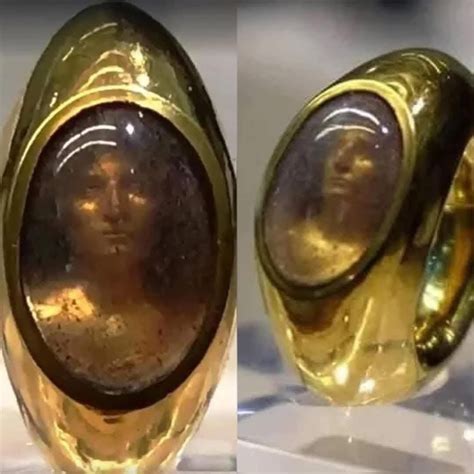 Youngsub 로마 근처에 위치한 Aebutia Quarta의 무덤에서 거의 2000년 된 로마 금반지가 발견되었습니다 이 절묘한 유물에는 그녀의 아들인 Titus