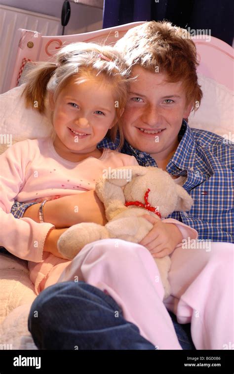 Bruder Und Schwester Im Bett Spielen Ins Bett Gehen Ins Bett Nehmen Stopfte In