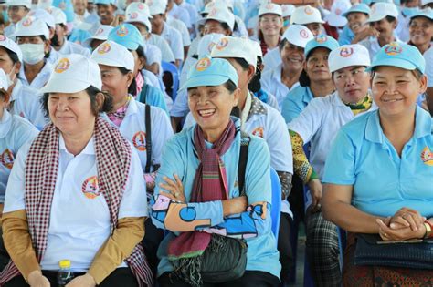 លោកកិត្តិបណ្ឌិត ហ៉ីង ប៊ុនហៀង បានបន្តអញ្ជើញជួបសំណេះសំណាលជាមួយ សមាជិកសមាជិកាគណបក្សឃុំចំនួន៩ឃុំ