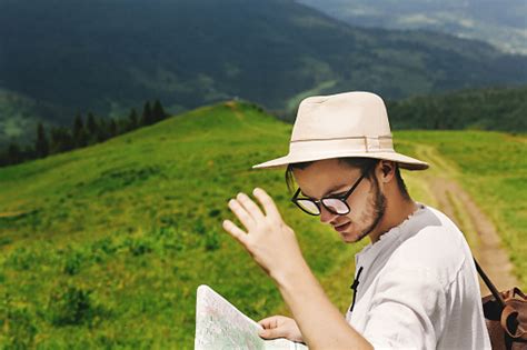세련 된 Hipster 여행자 남자 지도 근접 촬영 놀라운 보기 여름 여행 모험과 Gps 방향 개념 공간 텍스트에 대 한 산에서 개최 감정에 대한 스톡 사진 및 기타 이미지