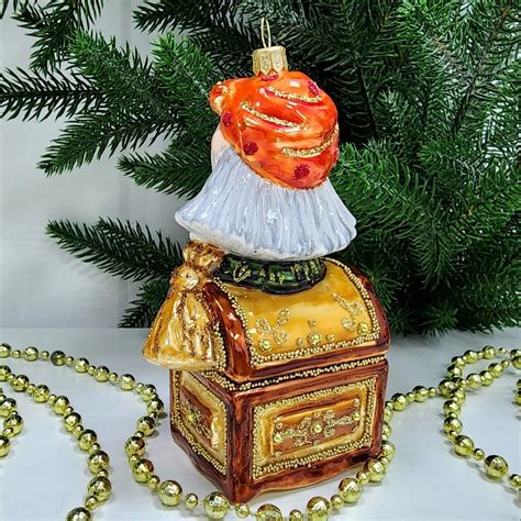 Купить стеклянная елочная игрушка баба яга на сундуке в магазине Elichristmas с доставкой по России