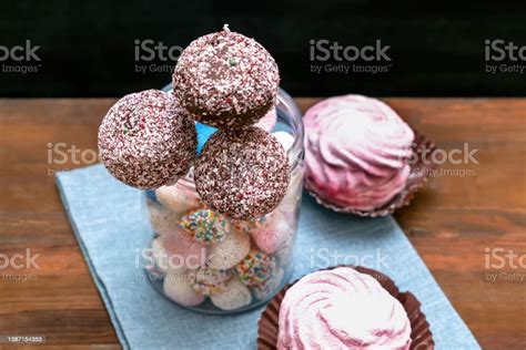 맛있는 초콜릿 케이크 팝 화려한 사탕 과자 냅킨에 핑크 마시멜로 복사 공간 과자 스틱에 디저트나무 배경 항아리에 흰색 뿌려 장식 냅킨에 대한 스톡 사진 및 기타 이미지