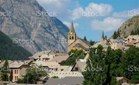 클로즈업 아름다운 프랑스 알프스의 작은 스키 마을 위에 있는 오래된 교회 타워 0명에 대한 스톡 사진 및 기타 이미지 0명 건축 건축물 Istock