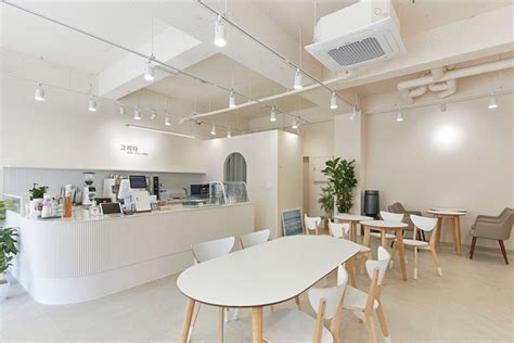 밝은 분위기의 화이트and우드톤 22평 카페인테리어 광명 소하동 커피숍 디자인 카페 인테리어 작은 카페 디자인