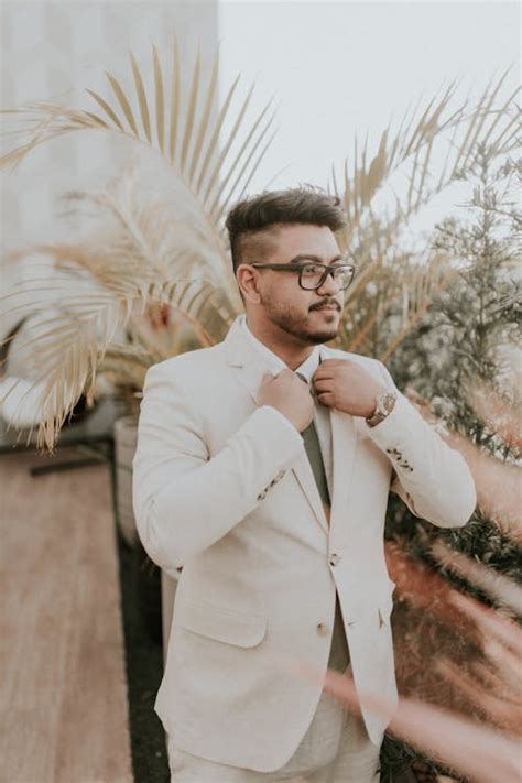 가벼운 검은 머리 격식 있는 고요한 날씬한 남자 도시 설정 도시 스타일 매우 복잡한 모델 베이지 색 정장 복장 부드러운 수다스러운 수직 쐈어 수트