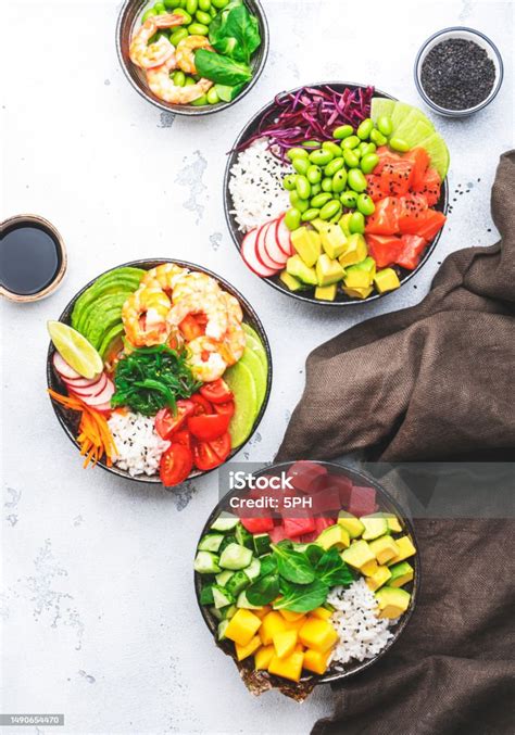 포케 볼 세트 참치 연어 아보카도를 곁들인 새우 과일과 채소 흰 쌀 및 기타 재료 하와이 요리 요리 흰색 테이블 배경 평면도 간장에 대한 스톡 사진 및 기타 이미지 Istock