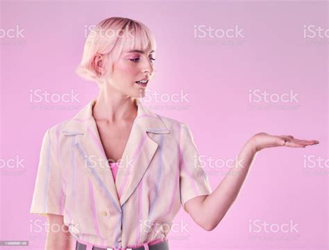 여성 모형 공간 및 분홍색 배경 스튜디오 제안 및 광고 색상에 대한 프로모션 여성 모델 손 및 브랜딩의 마케팅 제품 배치 상업 모형 및 손 프레젠테이션 20 29세에 대한