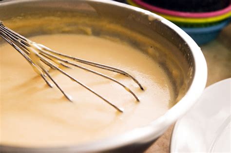 반죽 또는 팬케이크에 대 한 반죽 혼합 또는 디저트를 만들기 가까이 소프트 포커스 개념에 대한 스톡 사진 및 기타 이미지 개념 달걀 만들기 Istock