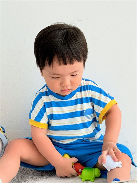 구혜진케이크스페이스 협찬 꽁냥꽁냥 앉아서 모래놀이하는 시현이🩵 바다뷰 카페에서 시현이는 모래놀이하고 엄마는 커피 한잔☕ 비비드한 컬러감의 스트라이프 상의와 솔리드