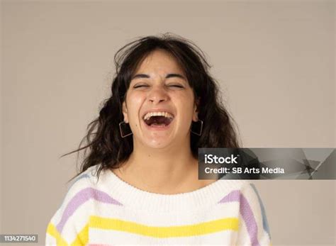 행복 한 얼굴과 아름 다운 미소로 매력적인 젊은 백인 여자의 초상화를 닫습니다 사람들의 중립 배경에 고립 긍정적 인 인간의 얼굴