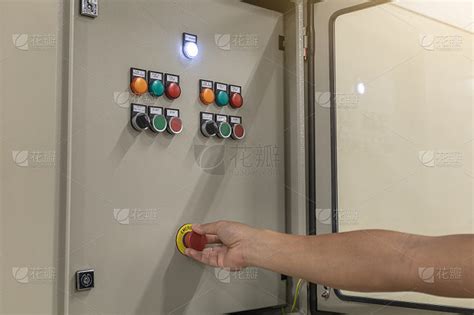 用手松开紧急按钮