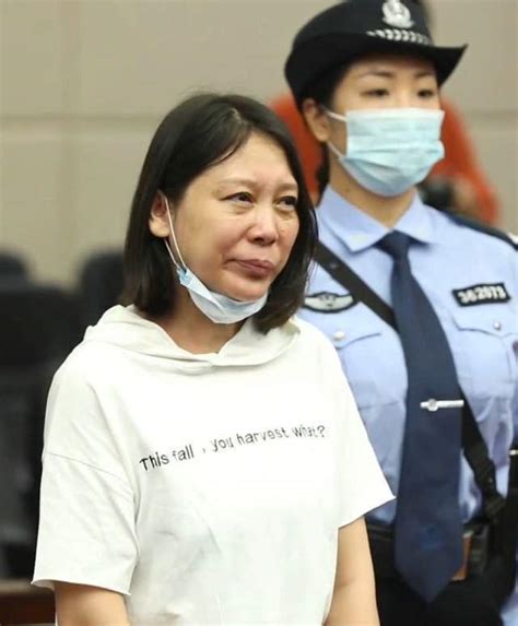 劳荣枝二审庭审现场曝光！头发扎成马尾，显得从容冷静！表演的结果从犯