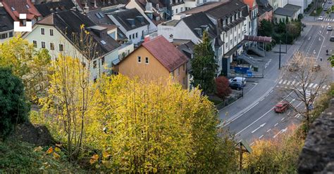 건물과 나무가 많은 마을 사진 Unsplash의 무료 펠트키르히 이미지