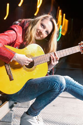 청소년 거리 생활 개념입니다 거리에서 밖에서 기타를 연주하는 긍정적 인 백인 금발 소녀 플래시와 할로겐의 조합수직 이미지 20 29세에 대한 스톡 사진 및 기타 이미지